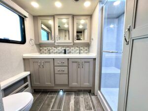 Suzie - Thor Venetian F42 - TX RV Adventures