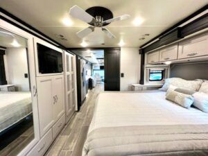 Suzie - Thor Venetian F42 - TX RV Adventures