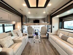 Suzie - Thor Venetian F42 - TX RV Adventures