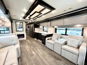 Suzie - Thor Venetian F42 - TX RV Adventures